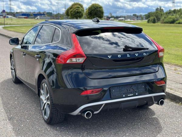 Black Volvo V40 2017 in Kaunas, with an engine capacity of 2.00 L and mileage of 214 thousand km for 9950 €, photo 2 on AUTOMOTO.COM.LV