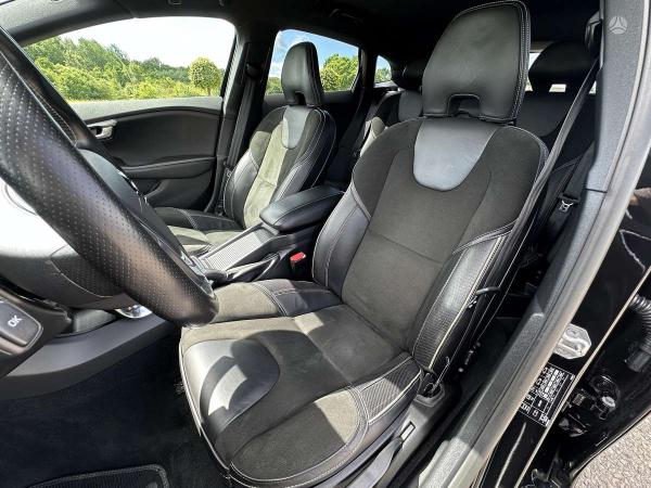 Black Volvo V40 2017 in Kaunas, with an engine capacity of 2.00 L and mileage of 214 thousand km for 9950 €, photo 4 on AUTOMOTO.COM.LV