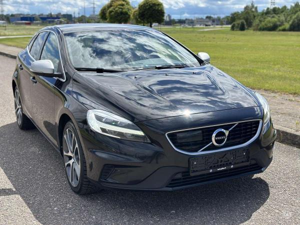 Black Volvo V40 2017 in Kaunas, with an engine capacity of 2.00 L and mileage of 214 thousand km for 9950 €, photo 5 on AUTOMOTO.COM.LV