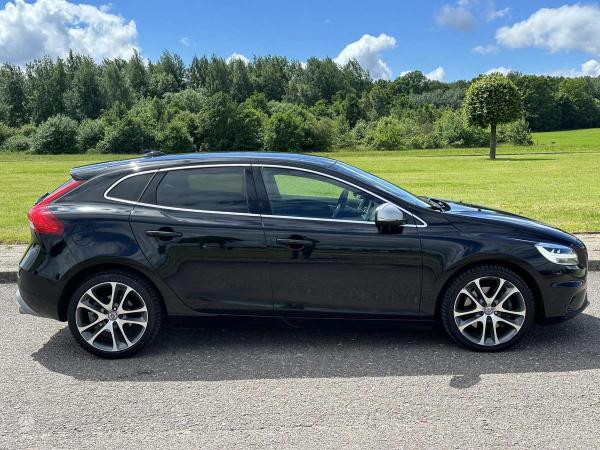 Black Volvo V40 2017 in Kaunas, with an engine capacity of 2.00 L and mileage of 214 thousand km for 9950 €, photo 6 on AUTOMOTO.COM.LV