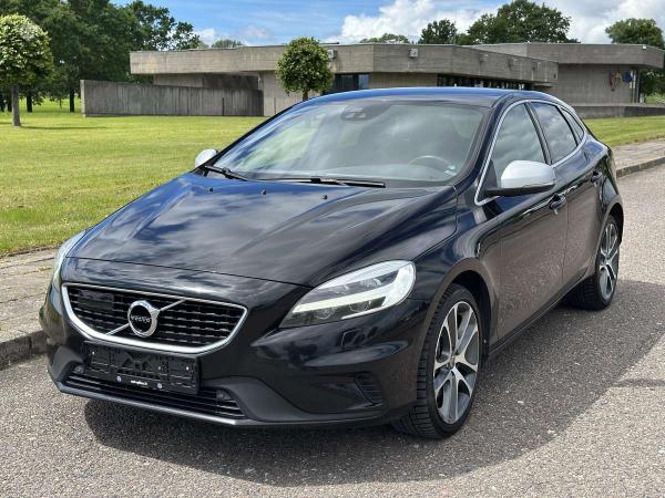 Black Volvo V40 2017 in Kaunas, with an engine capacity of 2.00 L and mileage of 214 thousand km for 9950 €, photo 8 on AUTOMOTO.COM.LV