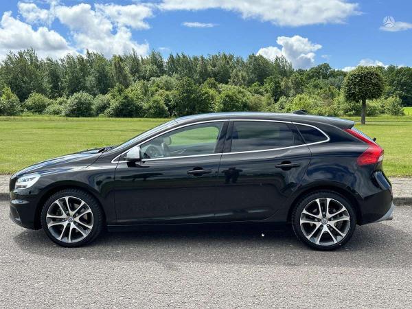 Black Volvo V40 2017 in Kaunas, with an engine capacity of 2.00 L and mileage of 214 thousand km for 9950 €, photo 9 on AUTOMOTO.COM.LV