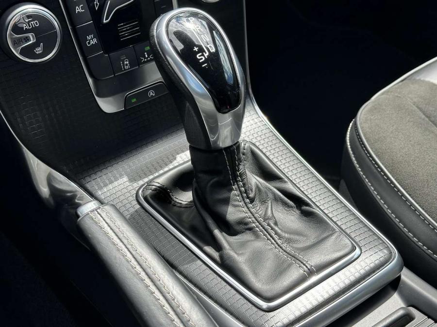 Melns Volvo V40 2017 Kauņa, ar dzinēja tilpumu 2.00 L un nobraukumu 214 tūkst. km par 9950 €, foto 14 vietnē AUTOMOTO.COM.LV