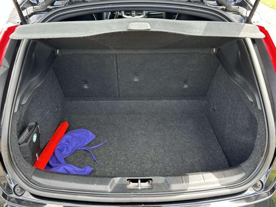 Melns Volvo V40 2017 Kauņa, ar dzinēja tilpumu 2.00 L un nobraukumu 214 tūkst. km par 9950 €, foto 23 vietnē AUTOMOTO.COM.LV
