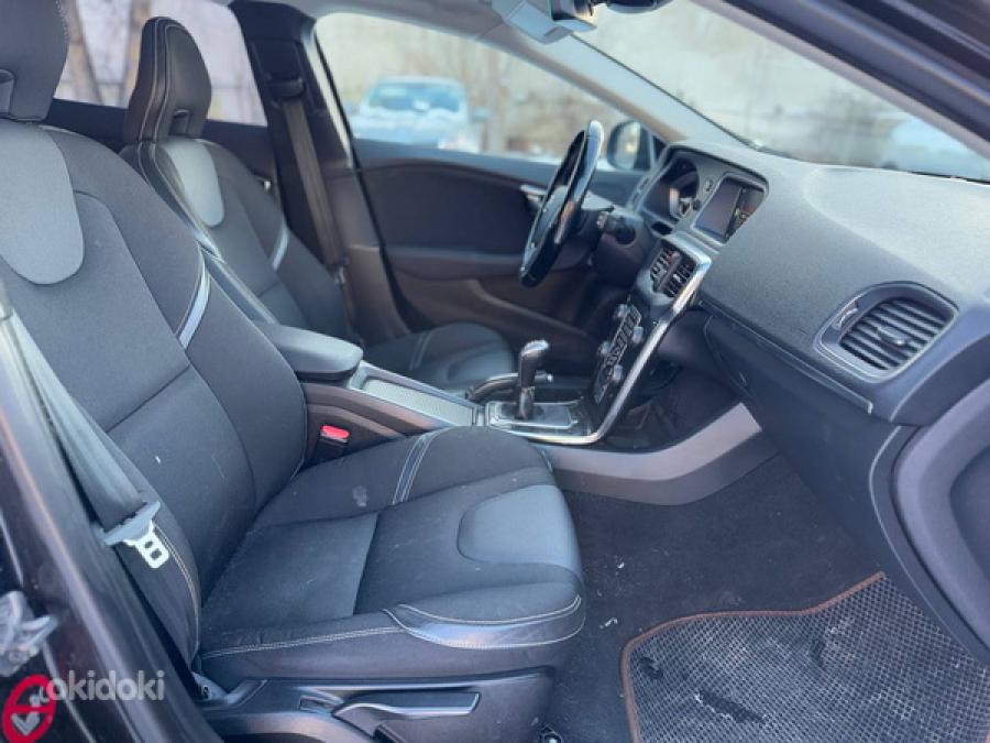 Black Volvo V40 2017 in Narva, with an engine capacity of 2.00 L and mileage of 280 thousand km for 5999 €, photo 8 on AUTOMOTO.COM.LV