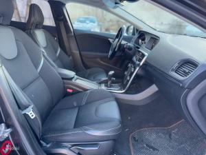 Black Volvo V40 2017 in Narva, with an engine capacity of 2.00 L and mileage of 280 thousand km for 5999 €, photo 16 on AUTOMOTO.COM.LV