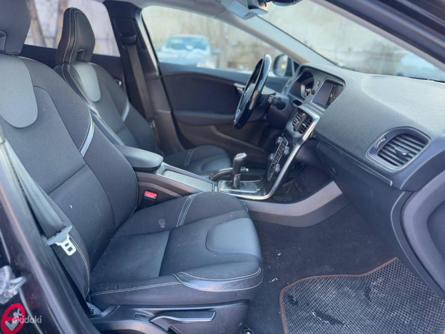 Black Volvo V40 2017 in Narva, with an engine capacity of 2.00 L and mileage of 280 thousand km for 5999 €, photo 16 on AUTOMOTO.COM.LV
