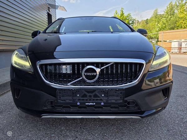 Black Volvo V40 2017 in Kaunas, with an engine capacity of 1.97 L and mileage of 280 thousand km for 8999 €, photo 2 on AUTOMOTO.COM.LV