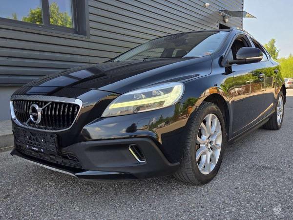 Black Volvo V40 2017 in Kaunas, with an engine capacity of 1.97 L and mileage of 280 thousand km for 8999 €, photo 3 on AUTOMOTO.COM.LV