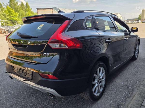 Black Volvo V40 2017 in Kaunas, with an engine capacity of 1.97 L and mileage of 280 thousand km for 8999 €, photo 4 on AUTOMOTO.COM.LV