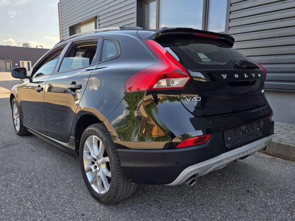Black Volvo V40 2017 in Kaunas, with an engine capacity of 1.97 L and mileage of 280 thousand km for 8999 €, photo 6 on AUTOMOTO.COM.LV