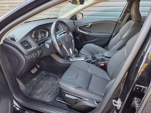 Black Volvo V40 2017 in Kaunas, with an engine capacity of 1.97 L and mileage of 280 thousand km for 8999 €, photo 8 on AUTOMOTO.COM.LV