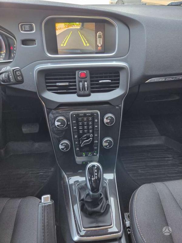 Black Volvo V40 2017 in Kaunas, with an engine capacity of 1.97 L and mileage of 280 thousand km for 8999 €, photo 10 on AUTOMOTO.COM.LV