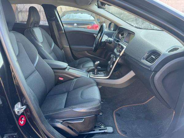 Black Volvo V40 2017 in Narva, with an engine capacity of 2.00 L and mileage of 280 thousand km for 5999 €, photo 6 on AUTOMOTO.COM.LV