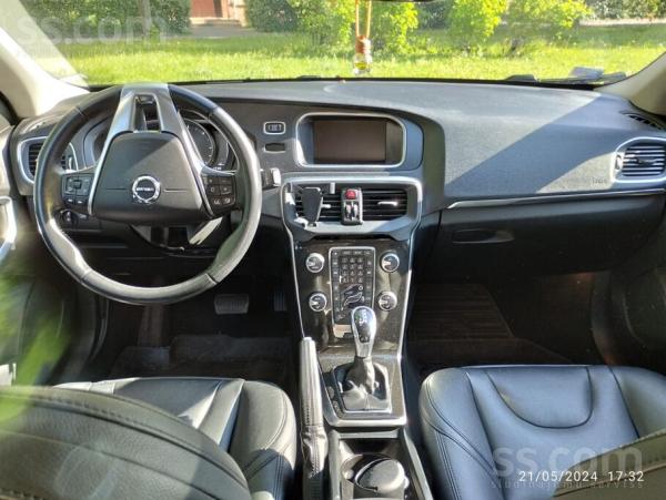 Melns Volvo V40 2017 Rīga, ar dzinēja tilpumu 2.00 L un nobraukumu 215 tūkst. km par 9500 €, foto 4 vietnē AUTOMOTO.COM.LV