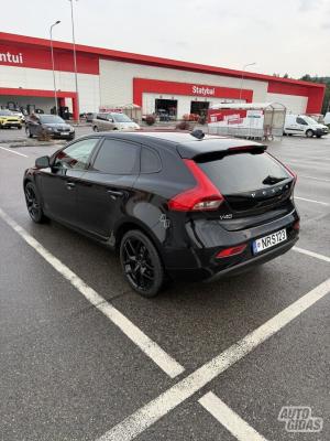 Black Volvo V40 2017 in Vilnius, with an engine capacity of 2.00 L and mileage of 289 thousand km for 10200 €, photo 5 on AUTOMOTO.COM.LV