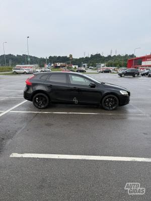 Black Volvo V40 2017 in Vilnius, with an engine capacity of 2.00 L and mileage of 289 thousand km for 10200 €, photo 6 on AUTOMOTO.COM.LV