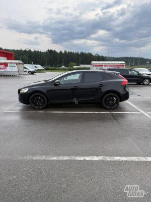 Black Volvo V40 2017 in Vilnius, with an engine capacity of 2.00 L and mileage of 289 thousand km for 10200 €, photo 7 on AUTOMOTO.COM.LV