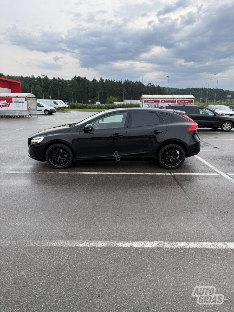 Black Volvo V40 2017 in Vilnius, with an engine capacity of 2.00 L and mileage of 289 thousand km for 10200 €, photo 7 on AUTOMOTO.COM.LV