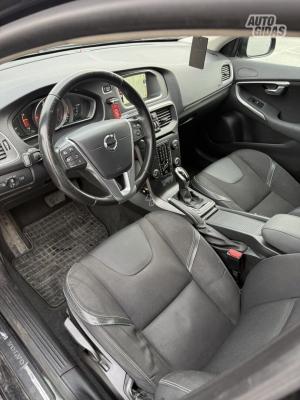 Black Volvo V40 2017 in Vilnius, with an engine capacity of 2.00 L and mileage of 289 thousand km for 10200 €, photo 9 on AUTOMOTO.COM.LV
