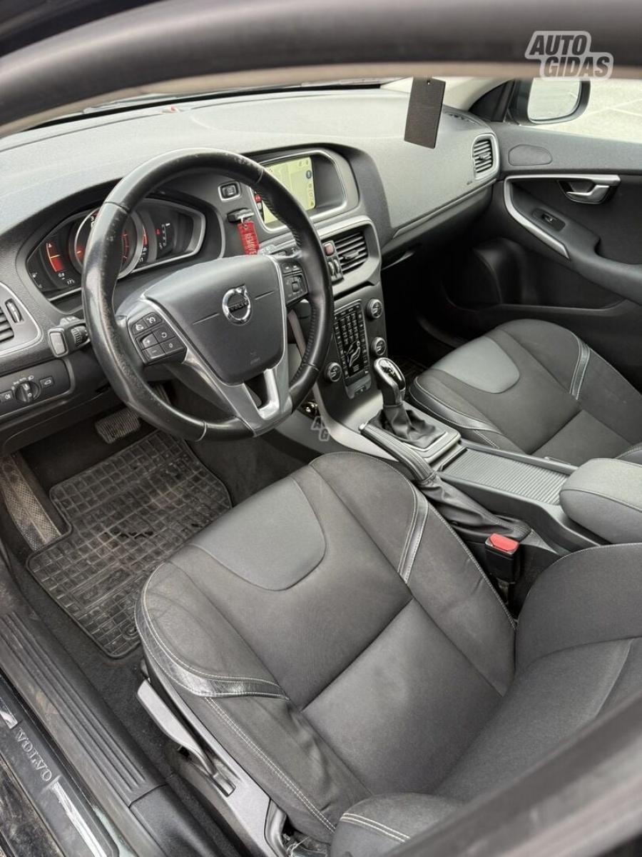 Black Volvo V40 2017 in Vilnius, with an engine capacity of 2.00 L and mileage of 289 thousand km for 10200 €, photo 9 on AUTOMOTO.COM.LV