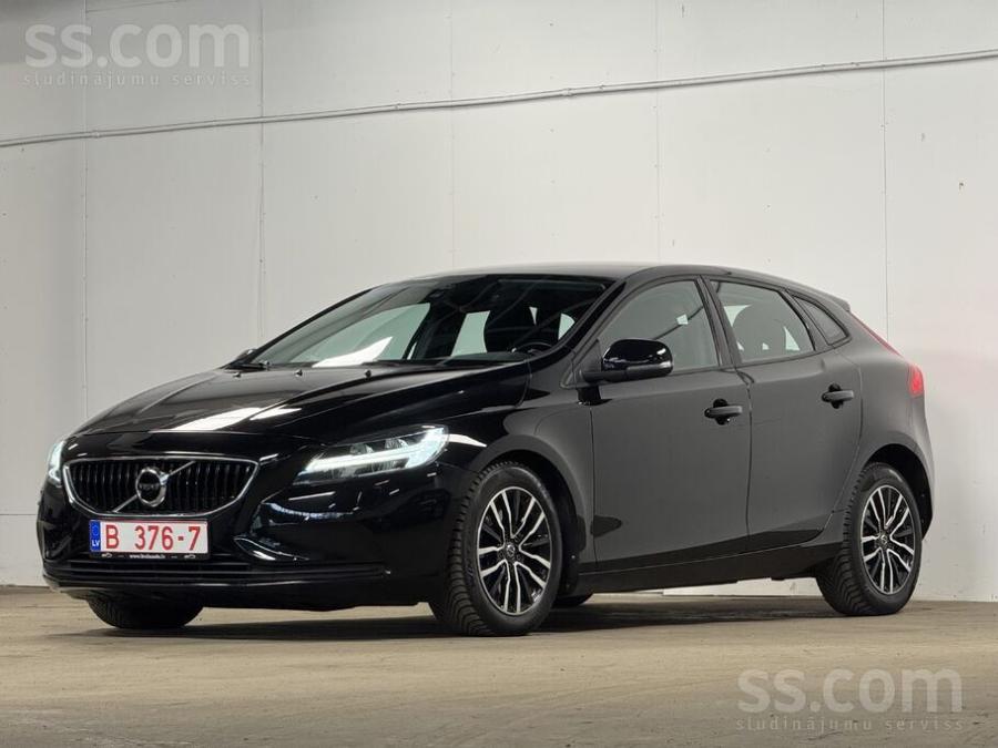 Black Volvo V40 2017 in Jurmala, with an engine capacity of 2.00 L and mileage of 220 thousand km for 9750 €, photo 3 on AUTOMOTO.COM.LV