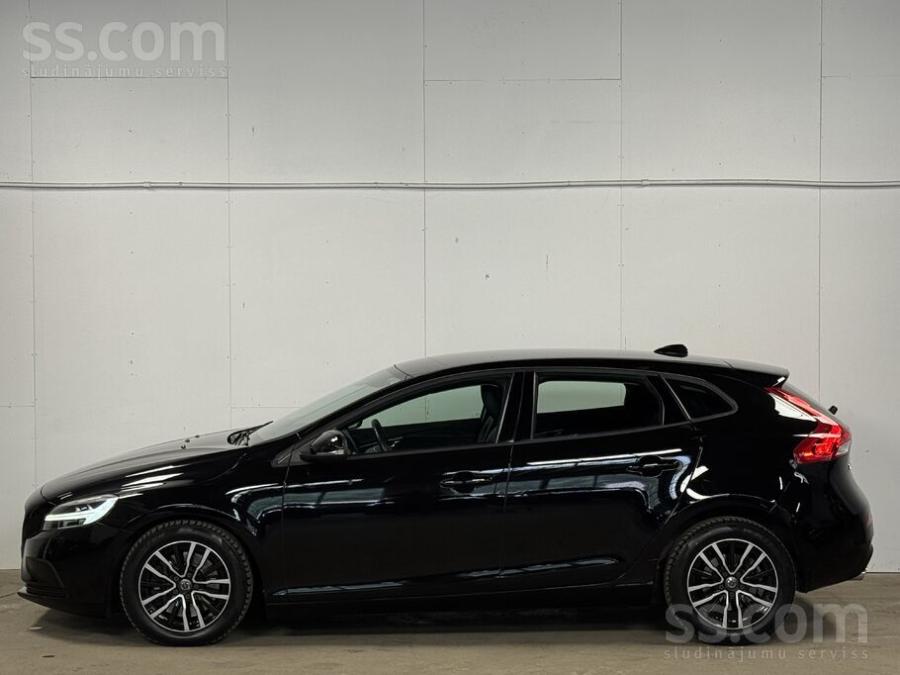 Black Volvo V40 2017 in Jurmala, with an engine capacity of 2.00 L and mileage of 220 thousand km for 9750 €, photo 8 on AUTOMOTO.COM.LV