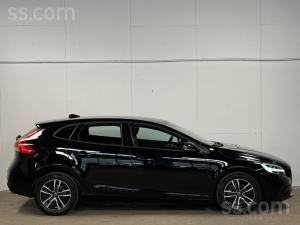 Black Volvo V40 2017 in Jurmala, with an engine capacity of 2.00 L and mileage of 220 thousand km for 9750 €, photo 11 on AUTOMOTO.COM.LV