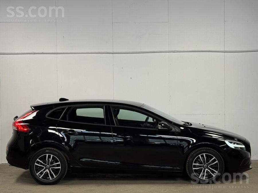 Black Volvo V40 2017 in Jurmala, with an engine capacity of 2.00 L and mileage of 220 thousand km for 9750 €, photo 11 on AUTOMOTO.COM.LV