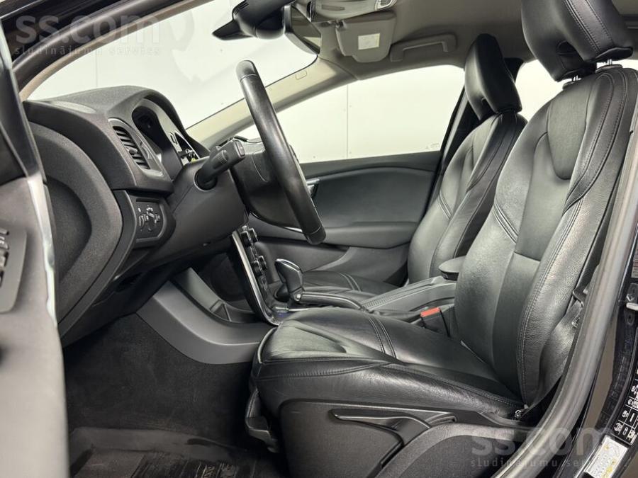 Black Volvo V40 2017 in Jurmala, with an engine capacity of 2.00 L and mileage of 220 thousand km for 9750 €, photo 18 on AUTOMOTO.COM.LV