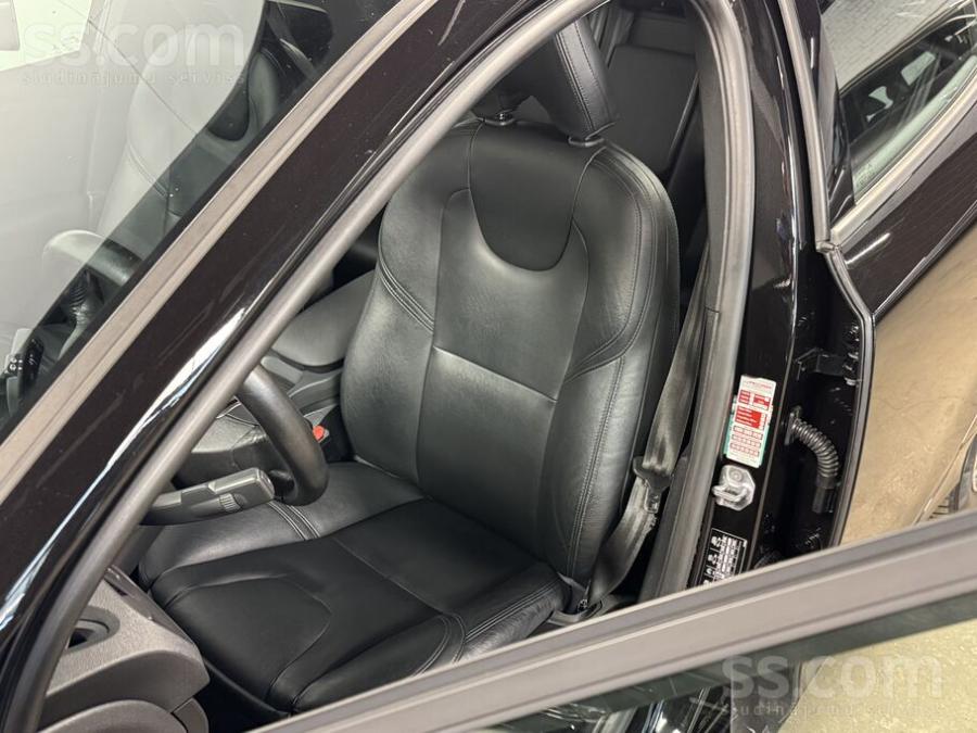 Black Volvo V40 2017 in Jurmala, with an engine capacity of 2.00 L and mileage of 220 thousand km for 9750 €, photo 19 on AUTOMOTO.COM.LV