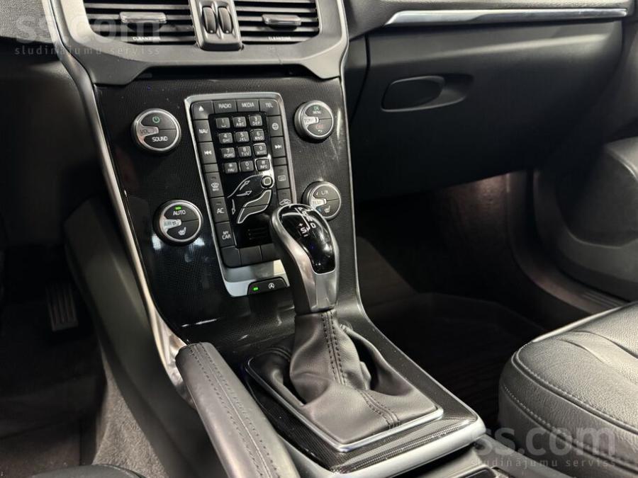 Black Volvo V40 2017 in Jurmala, with an engine capacity of 2.00 L and mileage of 220 thousand km for 9750 €, photo 24 on AUTOMOTO.COM.LV