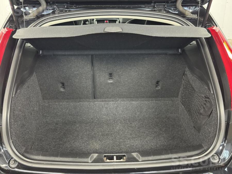 Black Volvo V40 2017 in Jurmala, with an engine capacity of 2.00 L and mileage of 220 thousand km for 9750 €, photo 32 on AUTOMOTO.COM.LV
