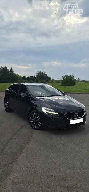 Melns Volvo V40 2017 Alīta, ar dzinēja tilpumu 2.00 L un nobraukumu 248 tūkst. km par 6999 €, foto  vietnē AUTOMOTO.COM.LV