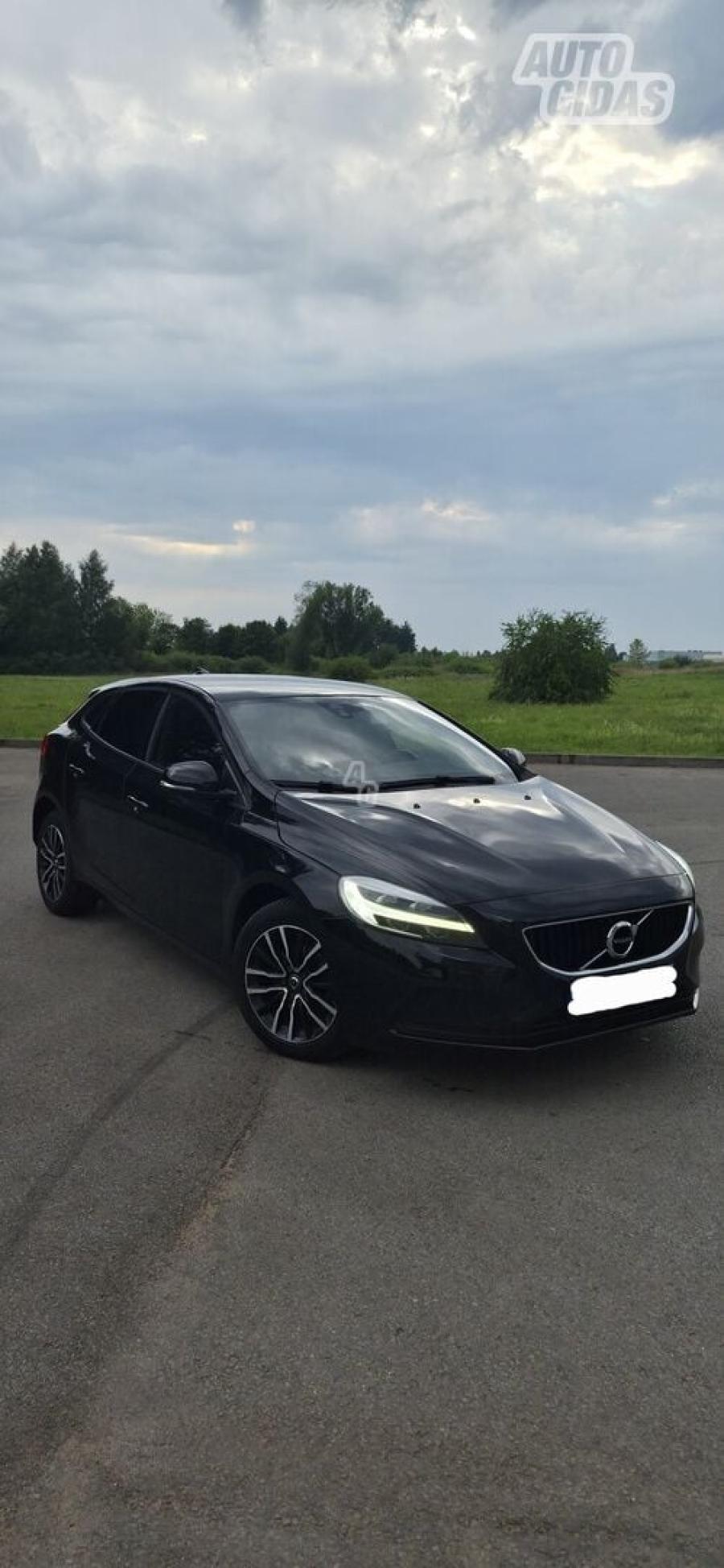 Melns Volvo V40 2017 Alīta, ar dzinēja tilpumu 2.00 L un nobraukumu 248 tūkst. km par 6999 €, foto 1 vietnē AUTOMOTO.COM.LV