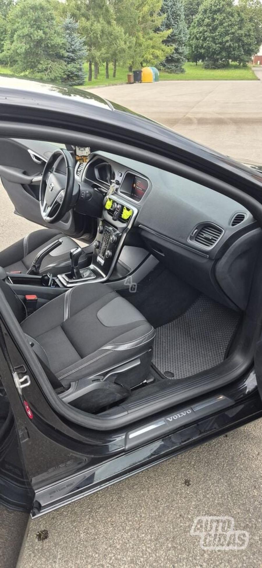 Melns Volvo V40 2017 Alīta, ar dzinēja tilpumu 2.00 L un nobraukumu 248 tūkst. km par 6999 €, foto 4 vietnē AUTOMOTO.COM.LV