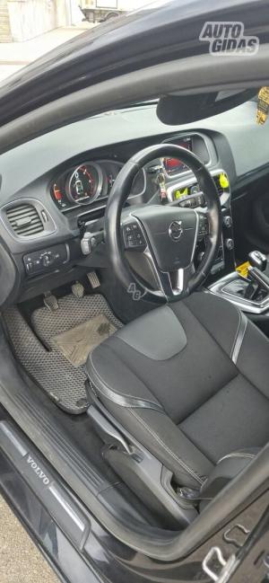 Melns Volvo V40 2017 Alīta, ar dzinēja tilpumu 2.00 L un nobraukumu 248 tūkst. km par 6999 €, foto 7 vietnē AUTOMOTO.COM.LV