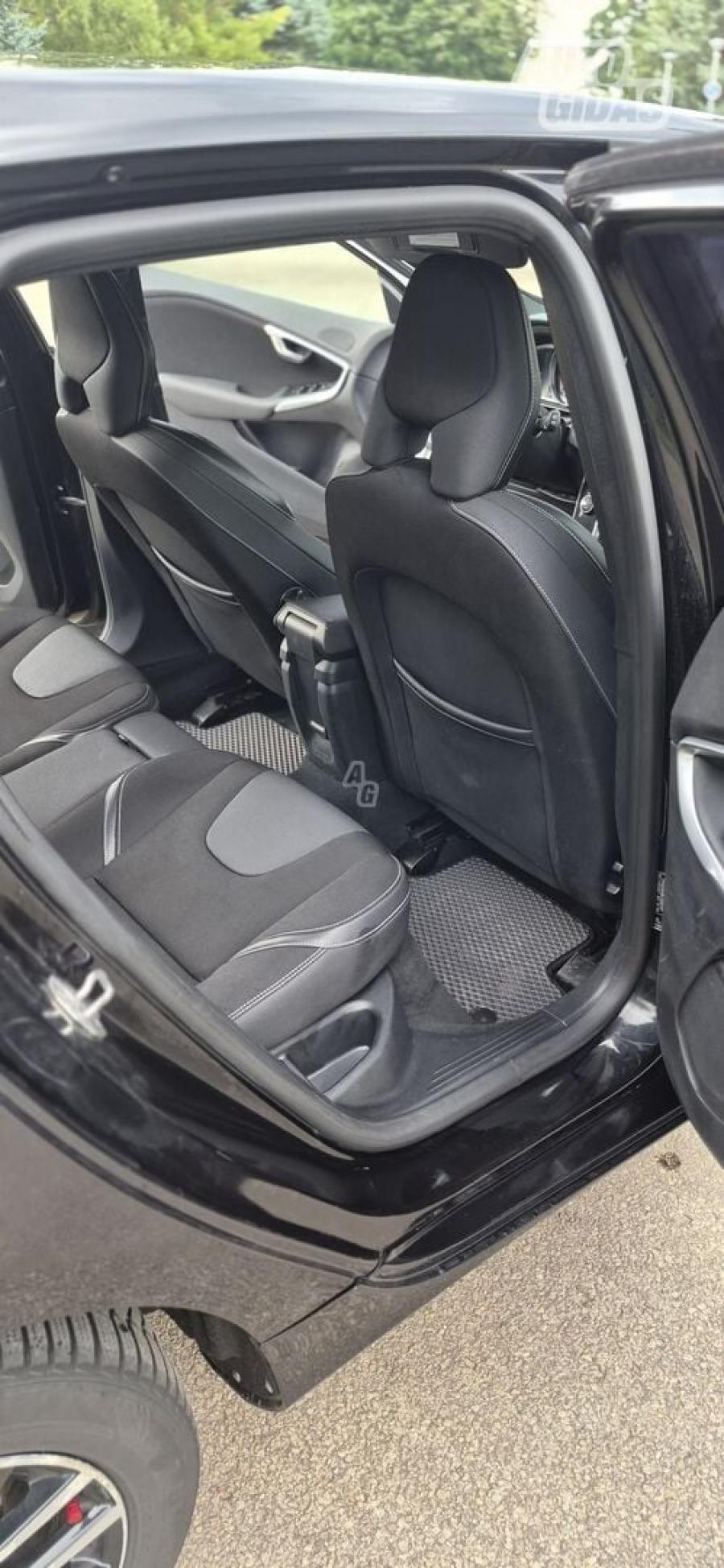 Melns Volvo V40 2017 Alīta, ar dzinēja tilpumu 2.00 L un nobraukumu 248 tūkst. km par 6999 €, foto 8 vietnē AUTOMOTO.COM.LV