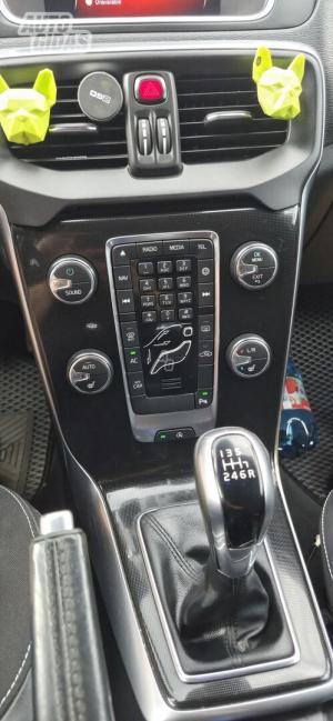 Melns Volvo V40 2017 Alīta, ar dzinēja tilpumu 2.00 L un nobraukumu 248 tūkst. km par 6999 €, foto 12 vietnē AUTOMOTO.COM.LV