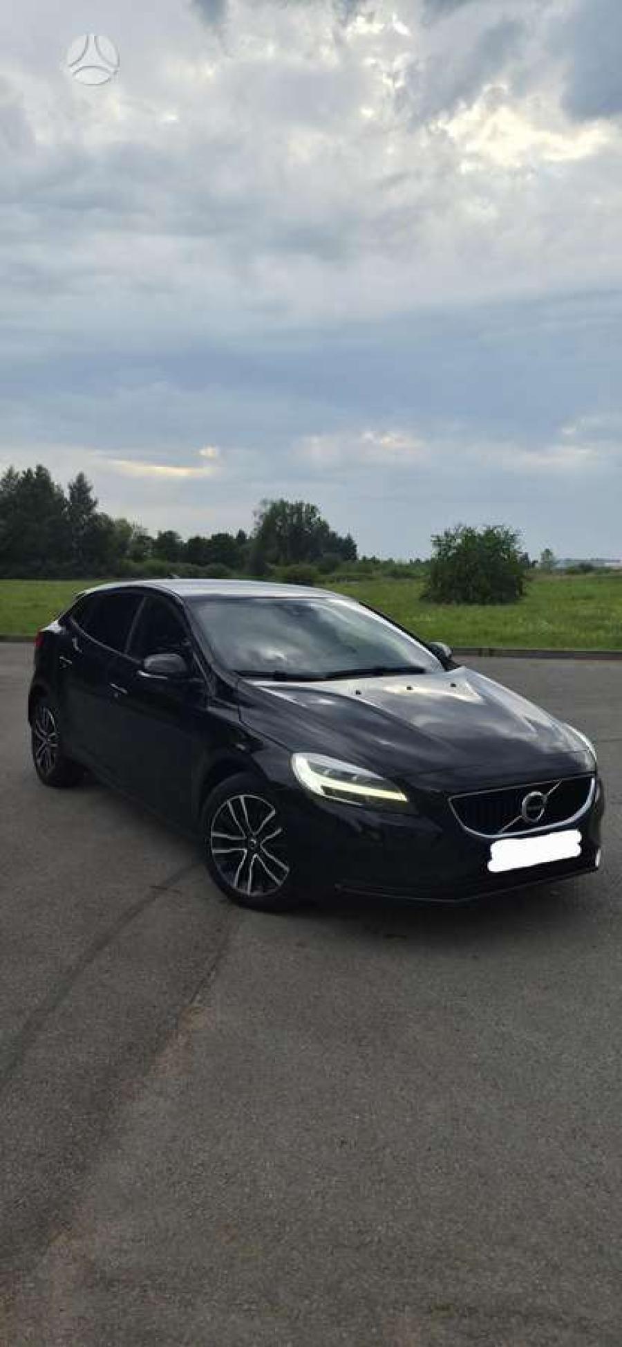 Melns Volvo V40 2017 Alīta, ar dzinēja tilpumu 1.97 L un nobraukumu 248 tūkst. km par 6999 €, foto 1 vietnē AUTOMOTO.COM.LV