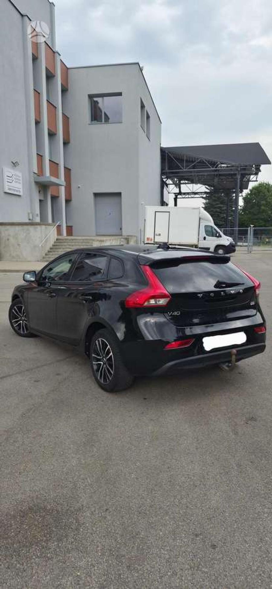 Melns Volvo V40 2017 Alīta, ar dzinēja tilpumu 1.97 L un nobraukumu 248 tūkst. km par 6999 €, foto 4 vietnē AUTOMOTO.COM.LV