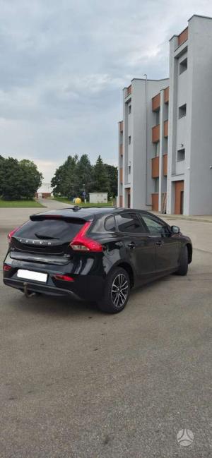 Melns Volvo V40 2017 Alīta, ar dzinēja tilpumu 1.97 L un nobraukumu 248 tūkst. km par 6999 €, foto 5 vietnē AUTOMOTO.COM.LV