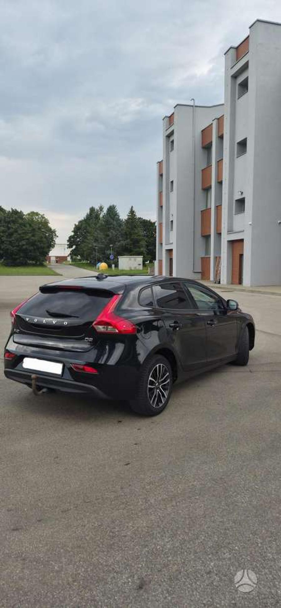 Melns Volvo V40 2017 Alīta, ar dzinēja tilpumu 1.97 L un nobraukumu 248 tūkst. km par 6999 €, foto 5 vietnē AUTOMOTO.COM.LV