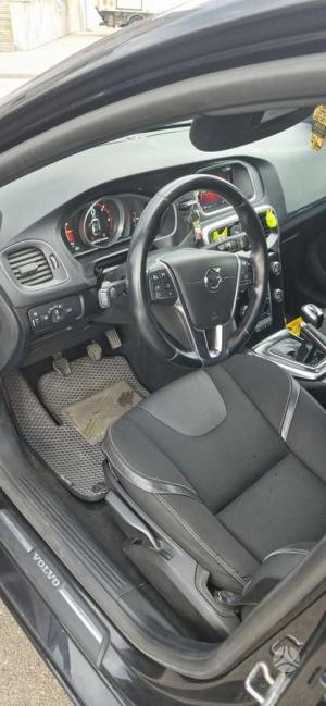 Melns Volvo V40 2017 Alīta, ar dzinēja tilpumu 1.97 L un nobraukumu 248 tūkst. km par 6999 €, foto 6 vietnē AUTOMOTO.COM.LV