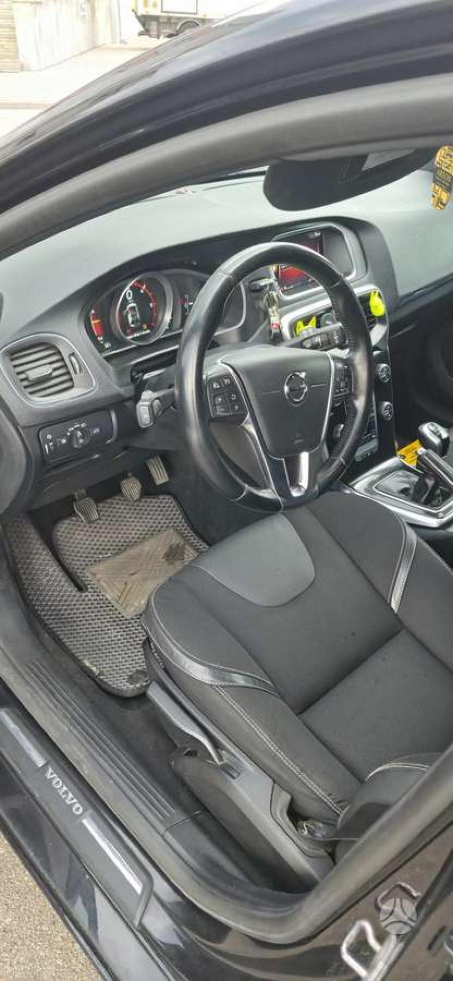Melns Volvo V40 2017 Alīta, ar dzinēja tilpumu 1.97 L un nobraukumu 248 tūkst. km par 6999 €, foto 6 vietnē AUTOMOTO.COM.LV