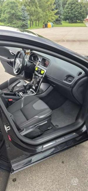 Melns Volvo V40 2017 Alīta, ar dzinēja tilpumu 1.97 L un nobraukumu 248 tūkst. km par 6999 €, foto 7 vietnē AUTOMOTO.COM.LV