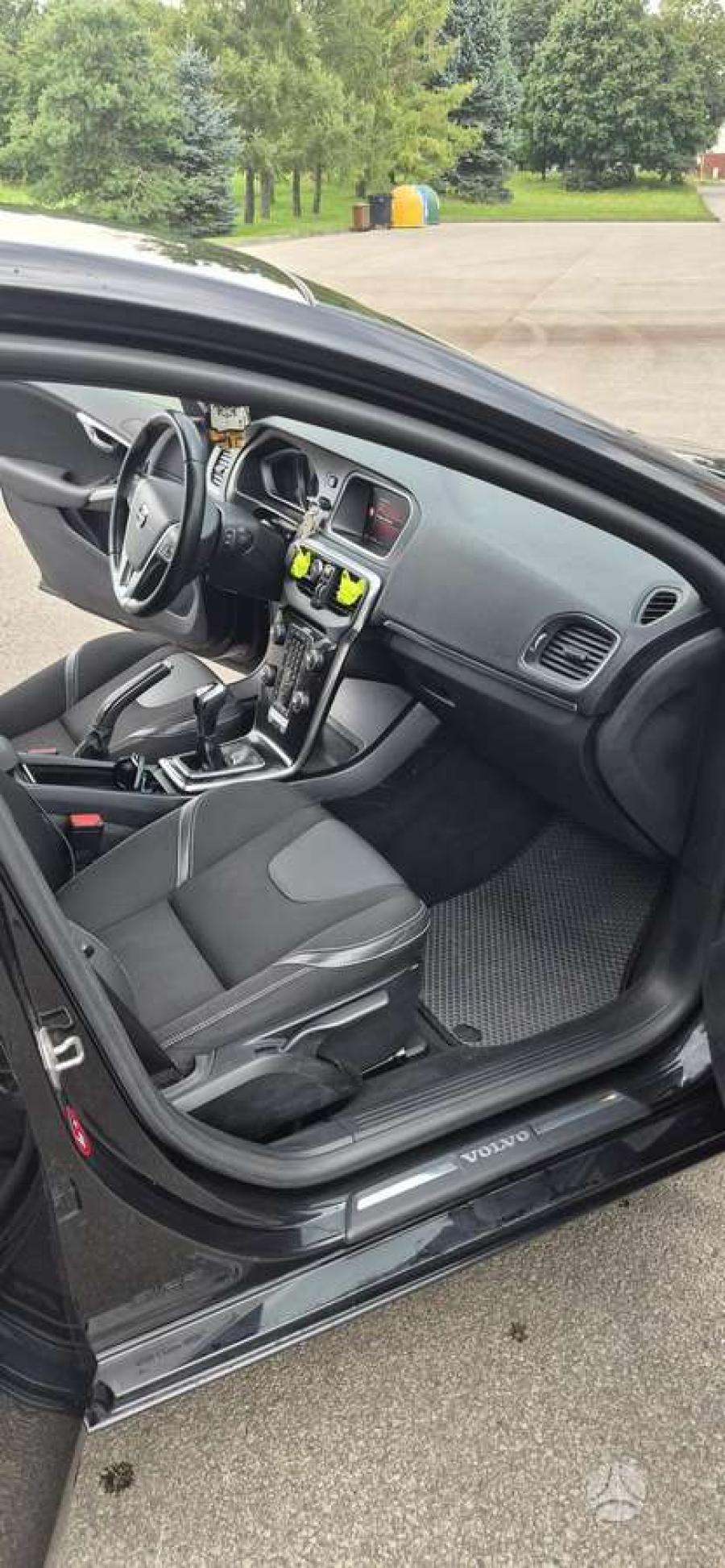 Melns Volvo V40 2017 Alīta, ar dzinēja tilpumu 1.97 L un nobraukumu 248 tūkst. km par 6999 €, foto 7 vietnē AUTOMOTO.COM.LV