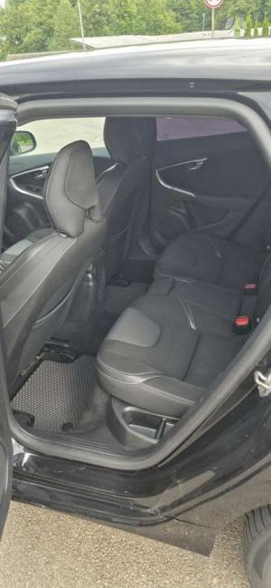 Melns Volvo V40 2017 Alīta, ar dzinēja tilpumu 1.97 L un nobraukumu 248 tūkst. km par 6999 €, foto 8 vietnē AUTOMOTO.COM.LV