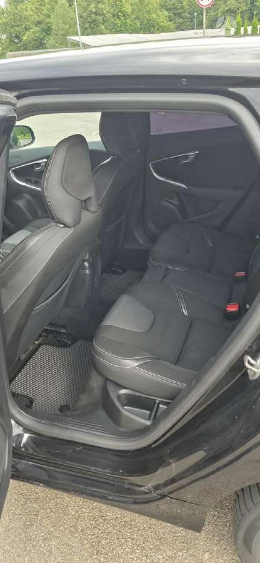 Melns Volvo V40 2017 Alīta, ar dzinēja tilpumu 1.97 L un nobraukumu 248 tūkst. km par 6999 €, foto 8 vietnē AUTOMOTO.COM.LV
