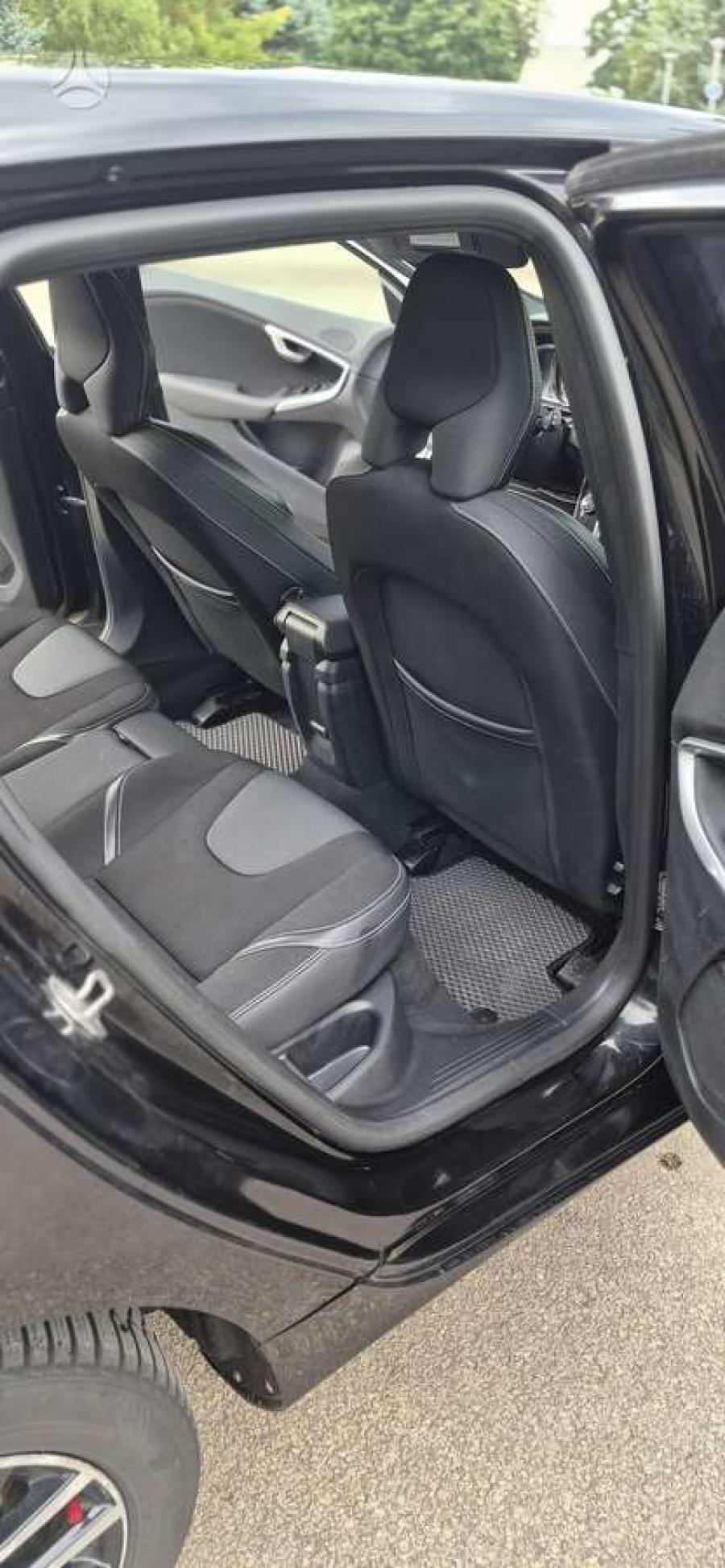 Melns Volvo V40 2017 Alīta, ar dzinēja tilpumu 1.97 L un nobraukumu 248 tūkst. km par 6999 €, foto 9 vietnē AUTOMOTO.COM.LV